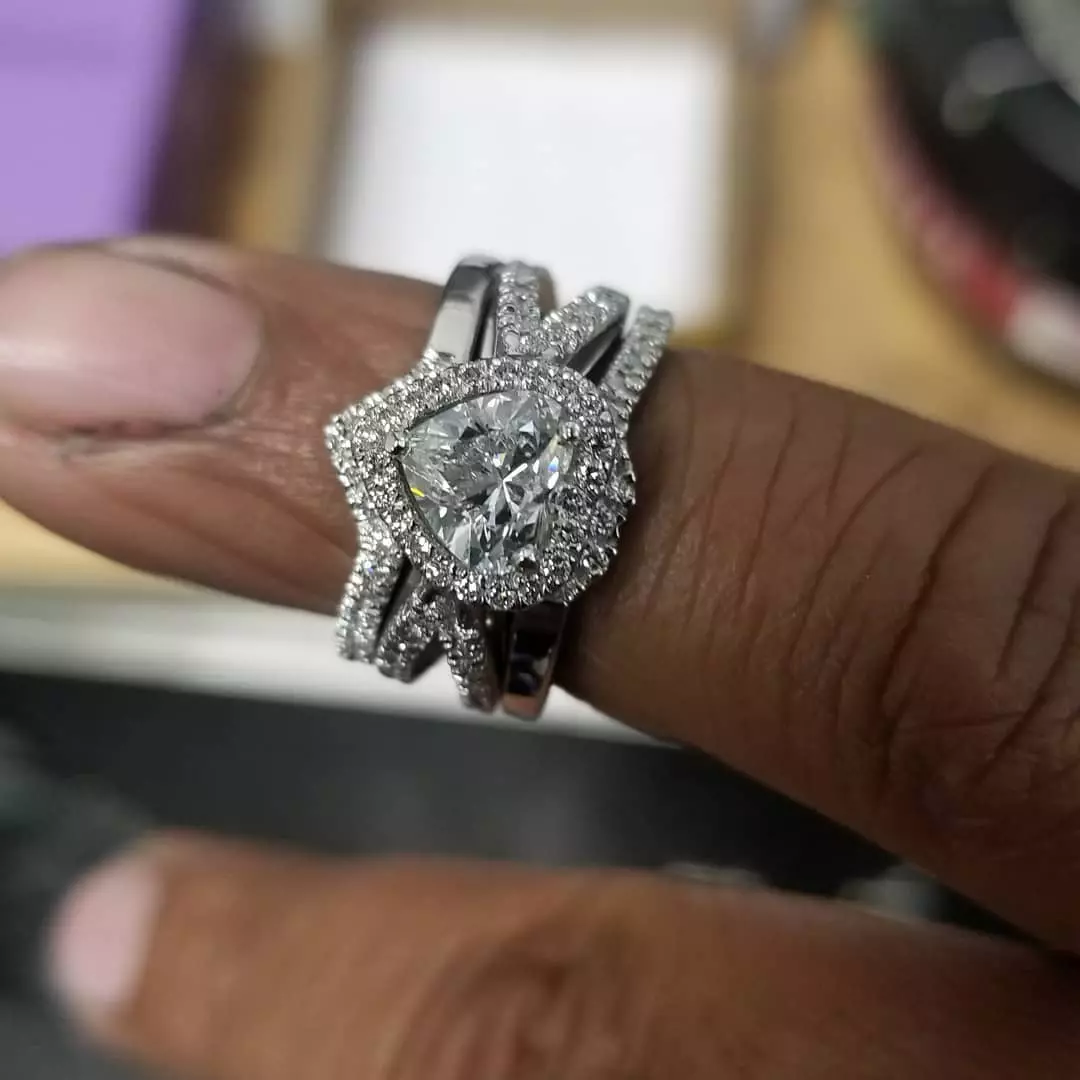 Beli Cincin Pertunangan Dengan Merek Milik Hitam 36972_1