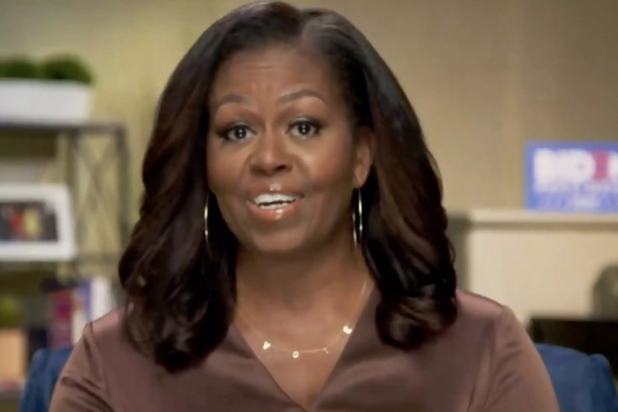 Tá Michelle Obama ina hóstach ar Lá Clárúcháin Vótálaithe le Réaltacht