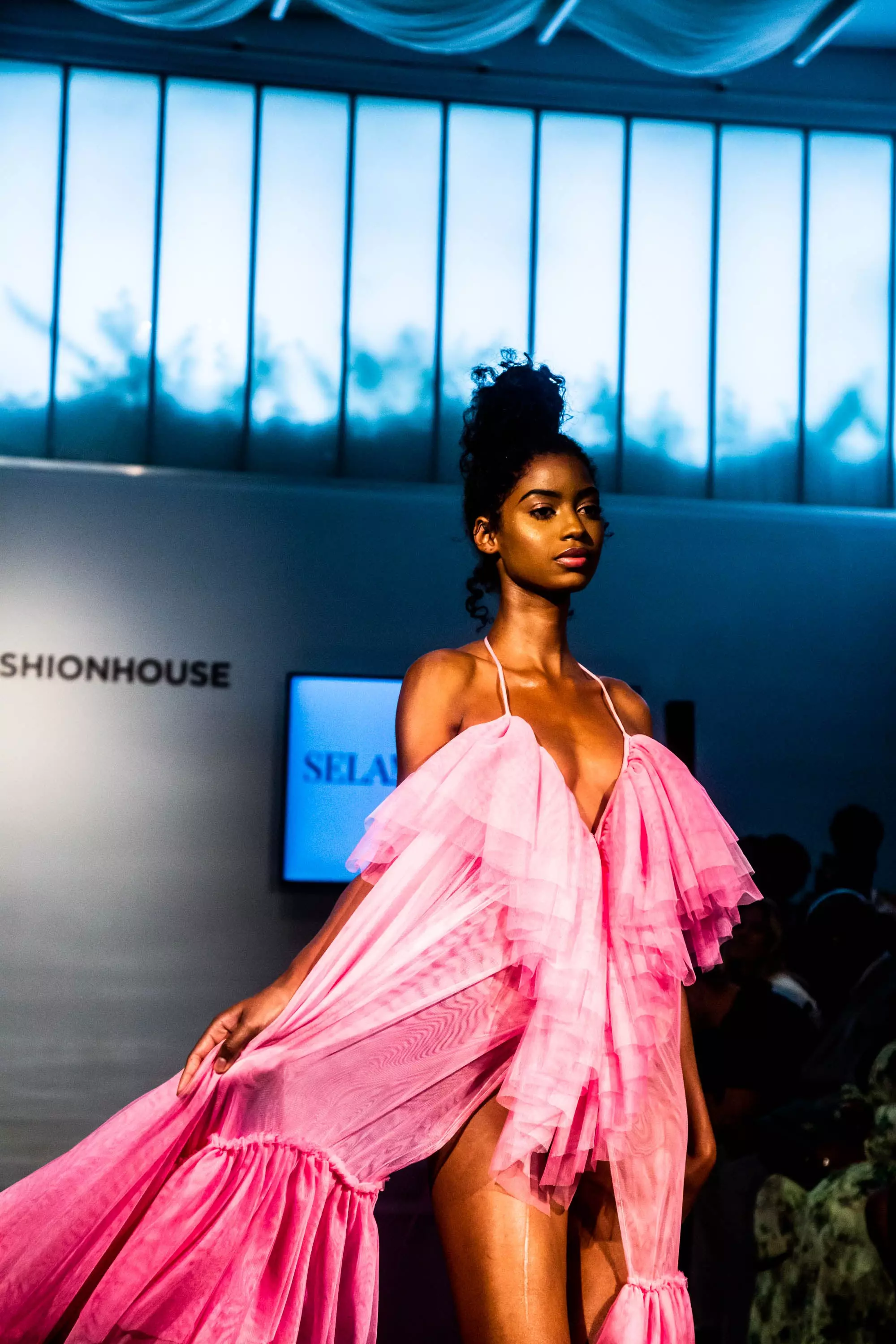 ESSENCE Fashion House NYC: Selam Fessahaye impressionou a multidão com looks de vanguarda 39354_12