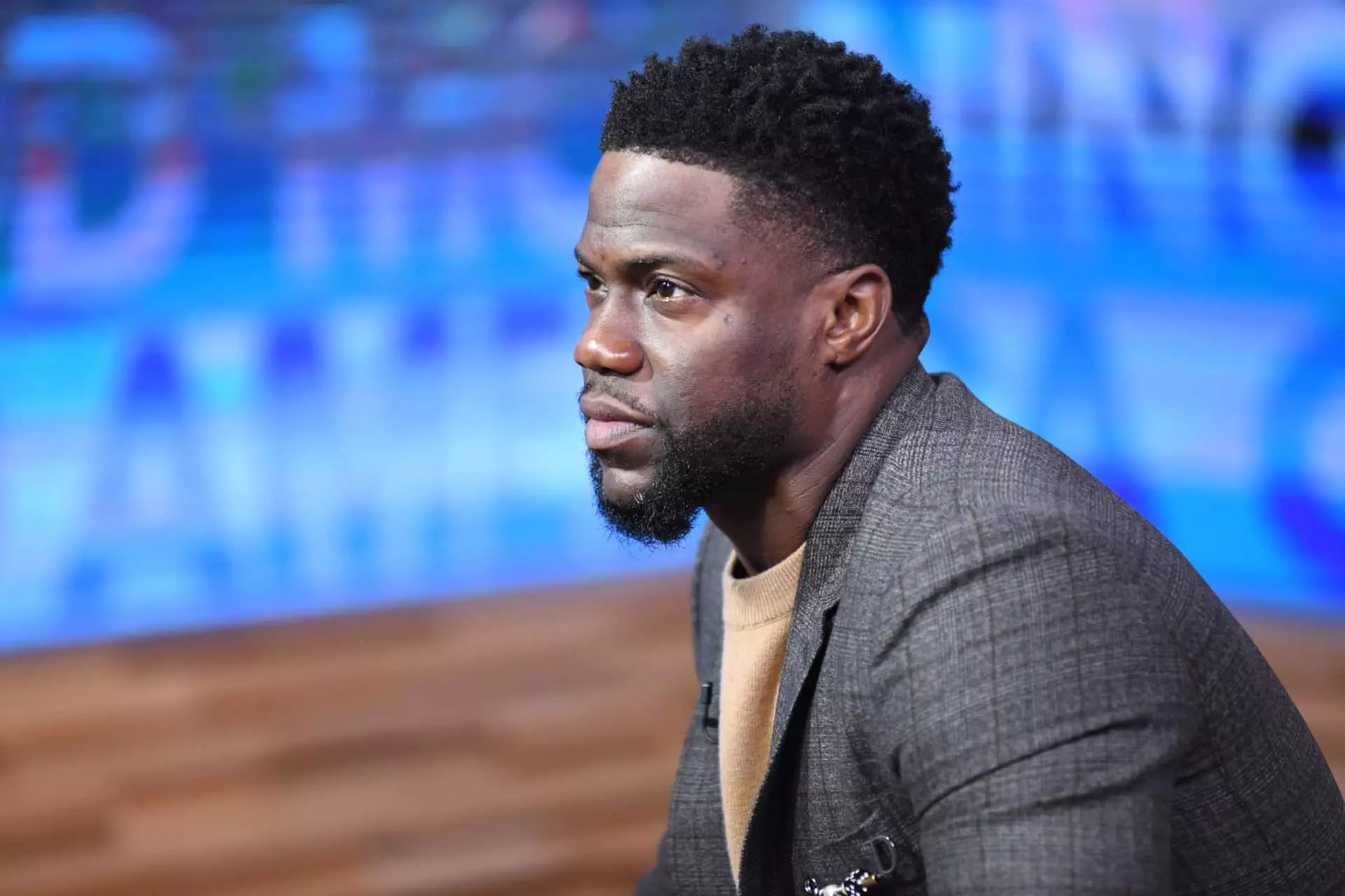 Kevin Hart Planas Transformi Oskarajn Dramon en Stand-Up Komedian Materialon Por Nova Specialaĵo