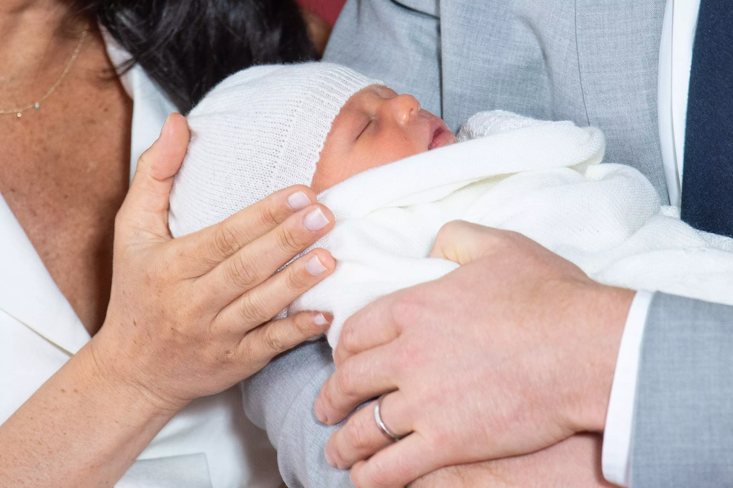 Dheweke kene! Pangeran Harry lan Meghan Markle Debut Baby Boy