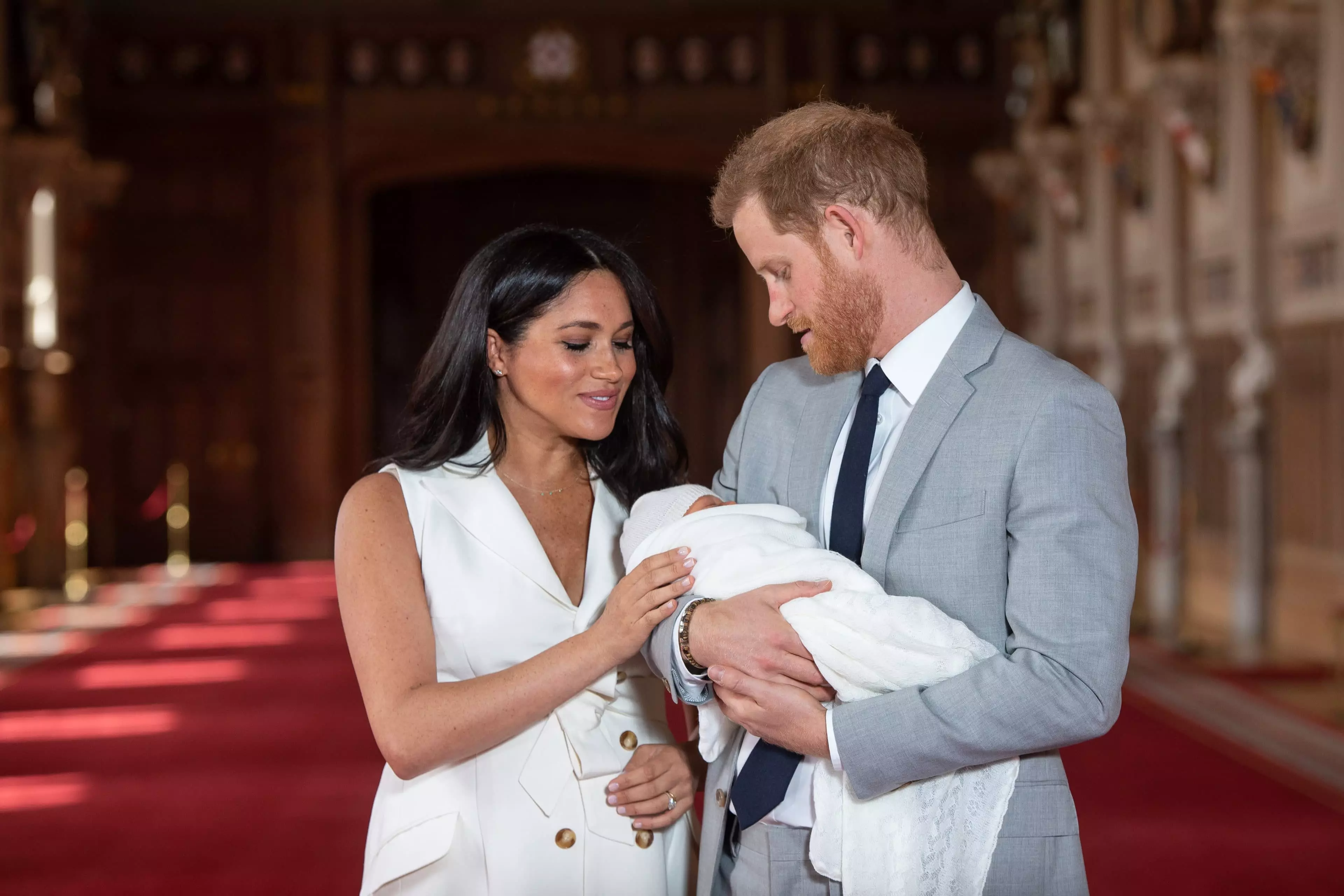 Dheweke kene! Pangeran Harry lan Meghan Markle Debut Baby Boy