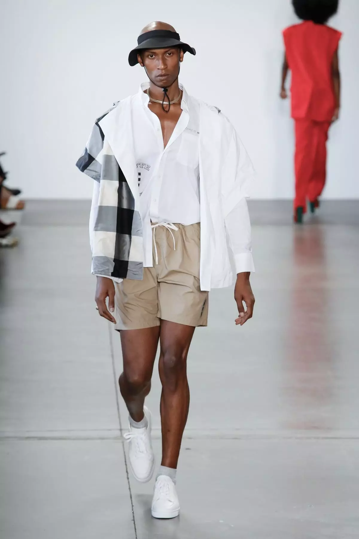 NYFW- Romeo Hunte နွေဦး/နွေရာသီ 2020 သည် စီးပွားရေးဝတ်စုံနှင့် Streetwear ၏ပေါင်းစပ်မှုတစ်ခုဖြစ်သည်။ 40220_6