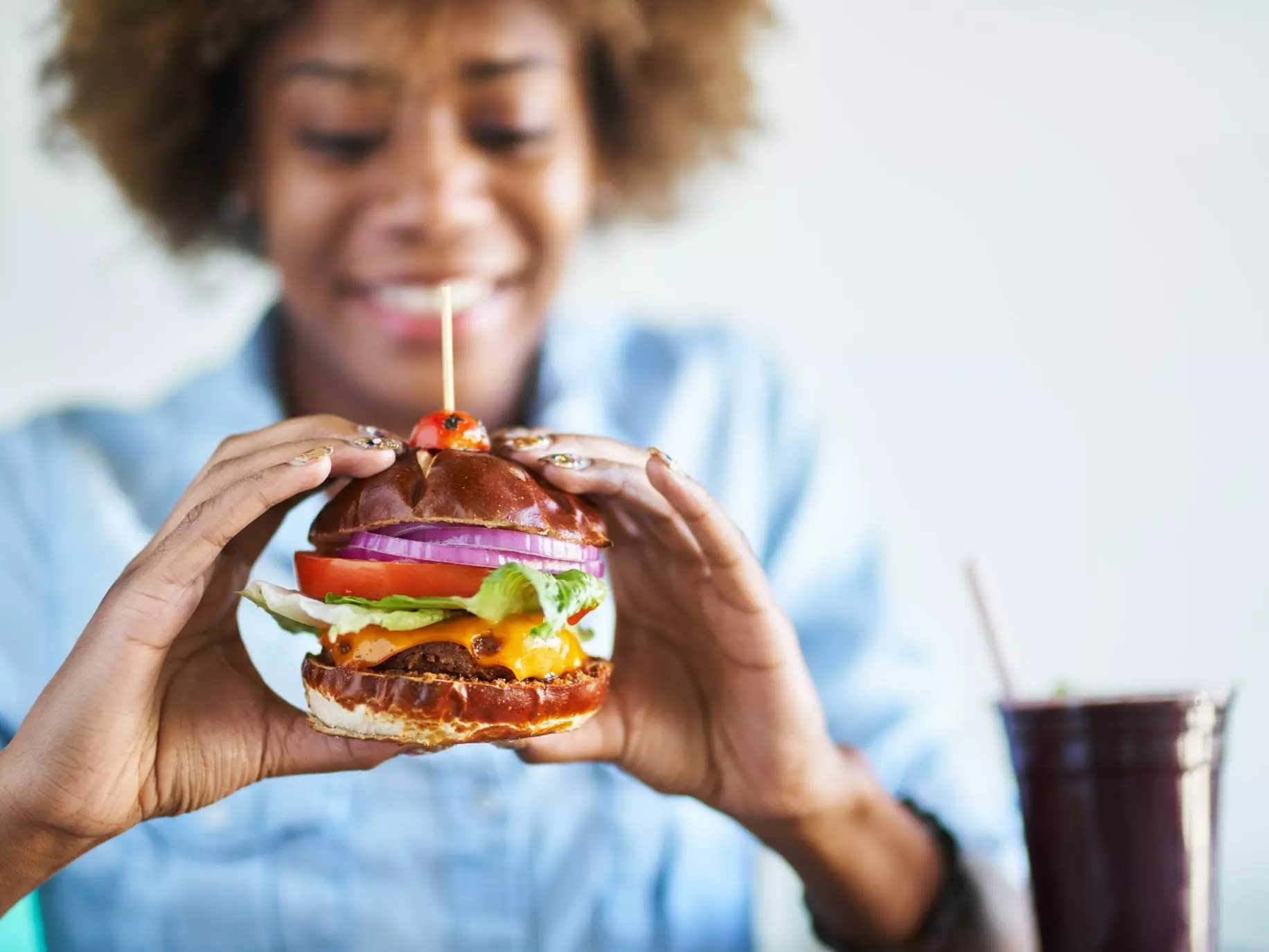 እነዚህ Juicy Burger የምግብ አዘገጃጀት አዲስ ስፒን በአንድ ክላሲክ ምግብ ላይ ያስቀምጣል።