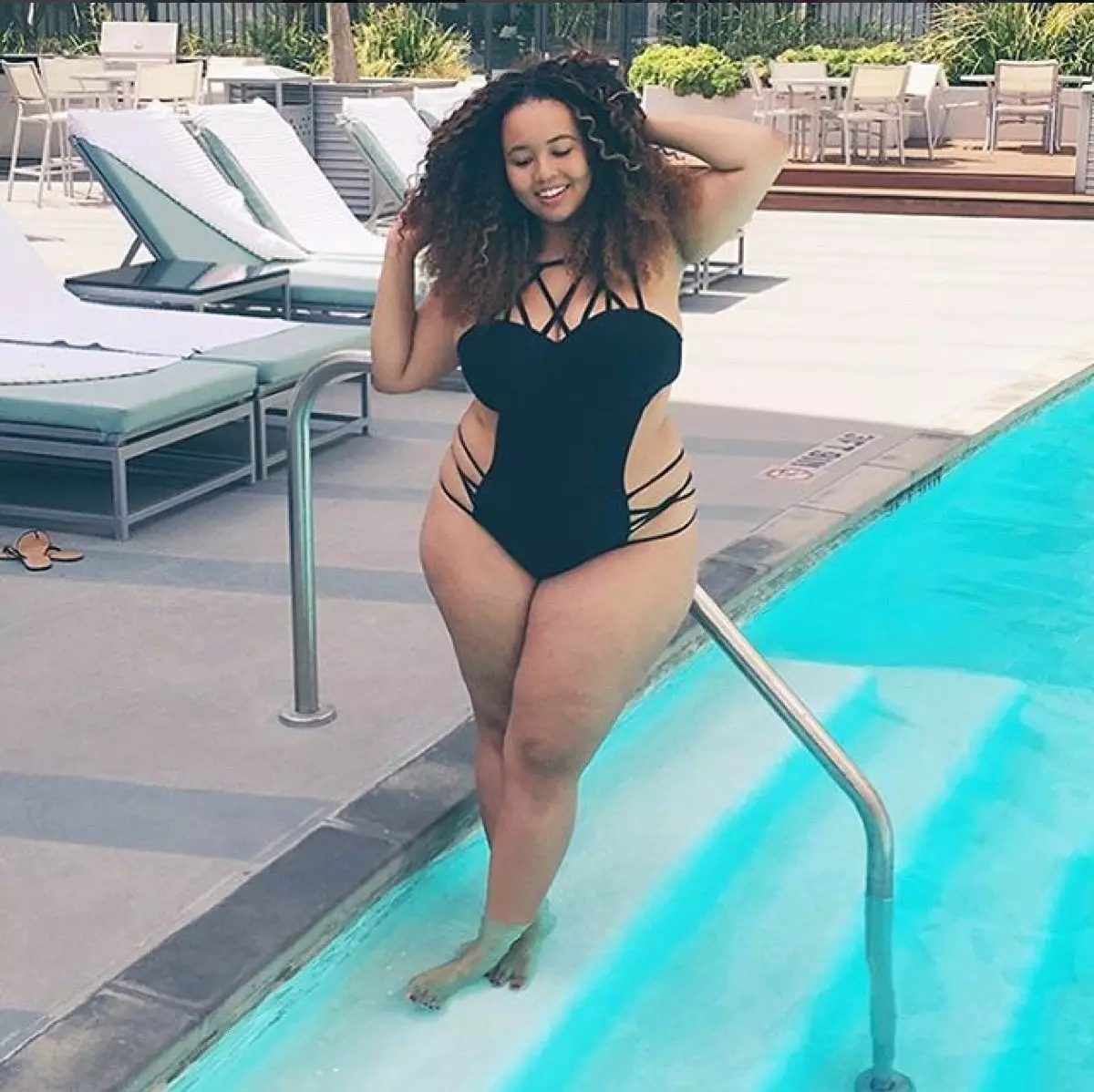 මෙම Curvy Girls Are Absolutely Slaying Thier Swimwear This Summer 43605_3