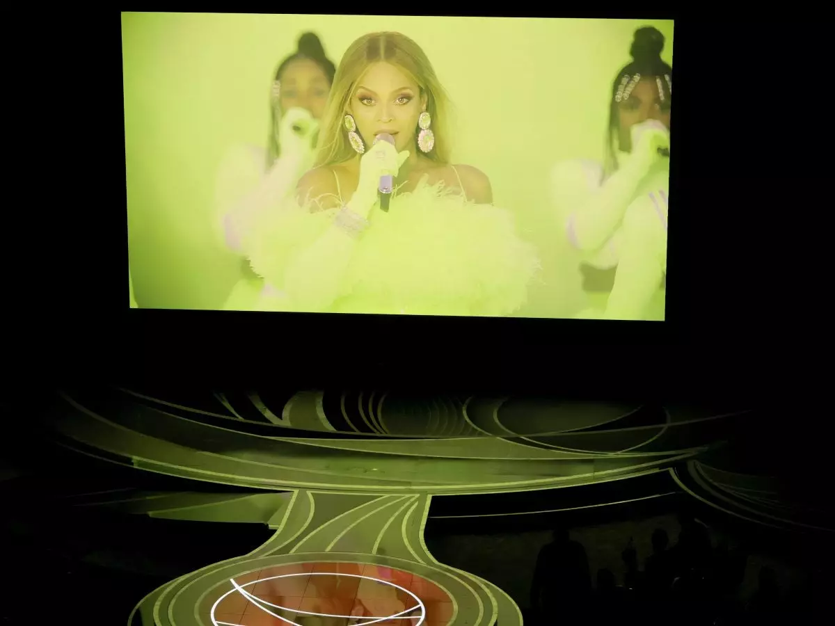 Penampil Beyoncé Mengenakan Kepang Untuk Menghormati Venus dan Serena Williams Di Academy Awards 2022