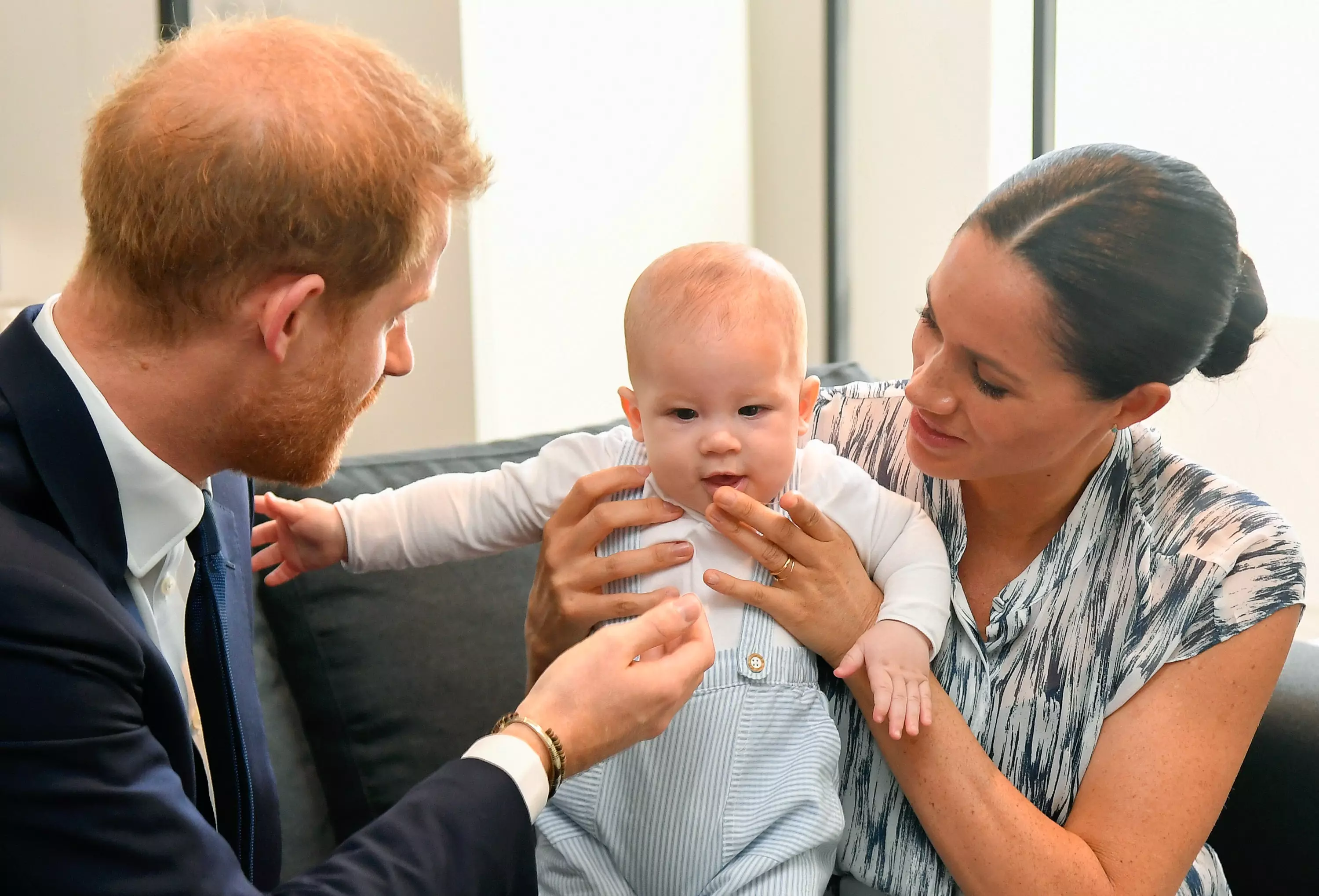 Meghan Markle และ Prince Harry พาลูกชายของพวกเขา Archie ในการเยือนแอฟริกาใต้ครั้งแรกของเขา