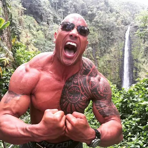 ຮູບ 18 ແບບບໍ່ມີເສື້ອເຊີດຂອງ Dwayne 'The Rock' Johnson 47223_1