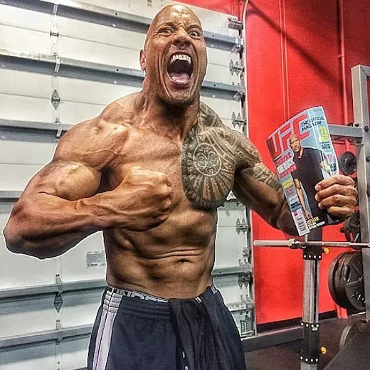 Dwayne 'The Rock' Johnson'ın 18 Seksi Gömleksiz Fotoğrafı 47223_17