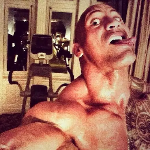 Dwayne 'The Rock' Johnson'ın 18 Seksi Gömleksiz Fotoğrafı 47223_9