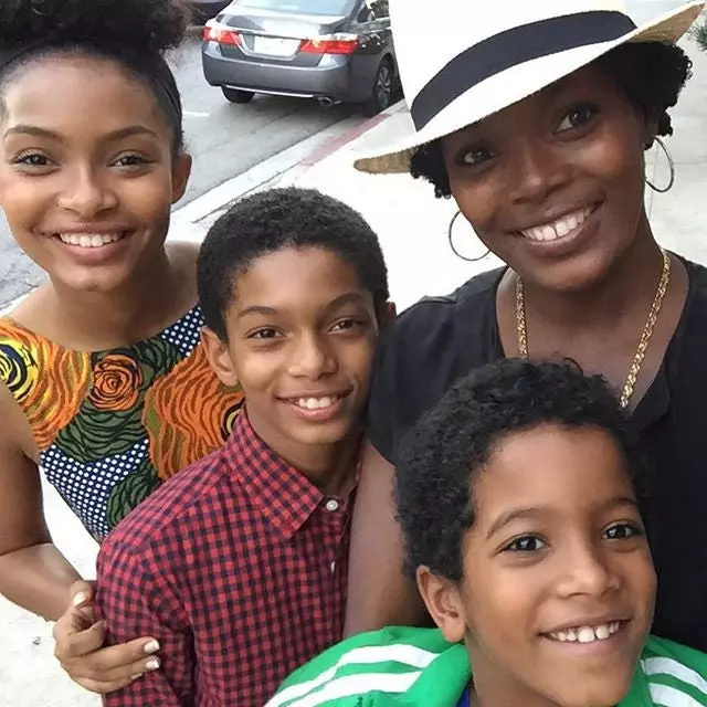 Yara Shahidi ati Mama Rẹ dabi Arabinrin 47688_13