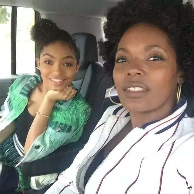 Yara Shahidi i la seva mare semblen germanes 47688_19