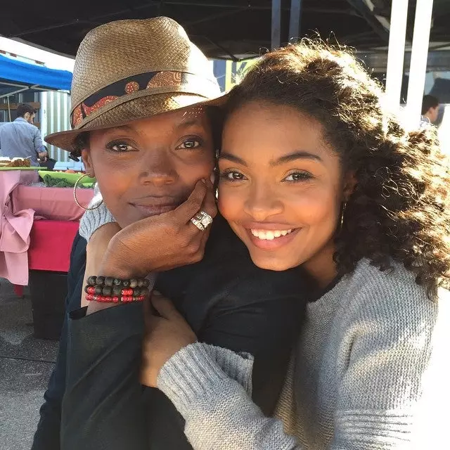 Yara Shahidi na Mama Yake Wanafanana na Dada 47688_20