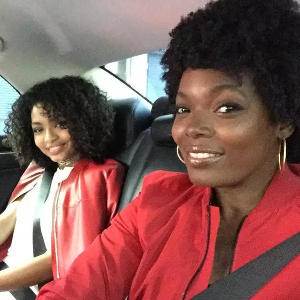 Yara Shahidi kaj Her Mom Look Like Sisters 47688_5