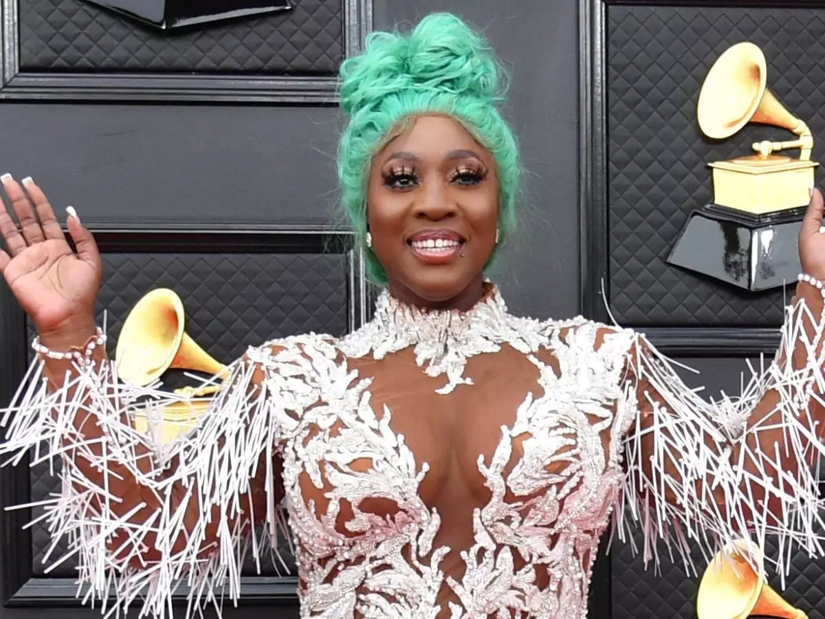 Mustat tytöt värillisillä hiuksilla hallitsivat vuoden 2022 Grammy-palkintoja