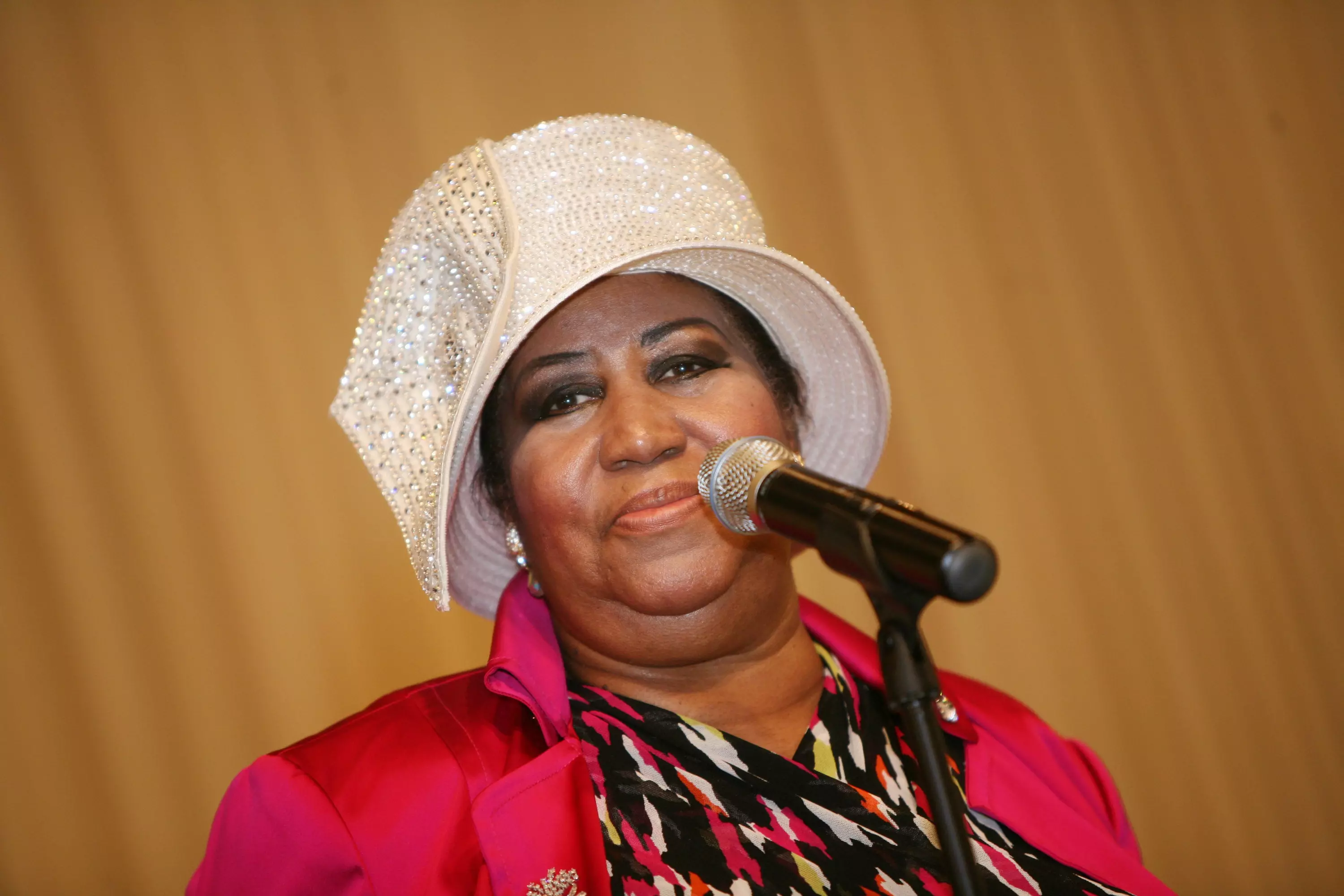 Les moments les plus emblématiques du chapeau d'Aretha Franklin ! Nous avons rassemblé 16 de ses meilleurs 48088_12