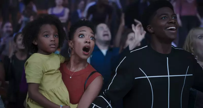 Sonequa Martin-Green ar conas a fuair sí a cuid gruaige gearr nádúrtha i ‘Space Jam’