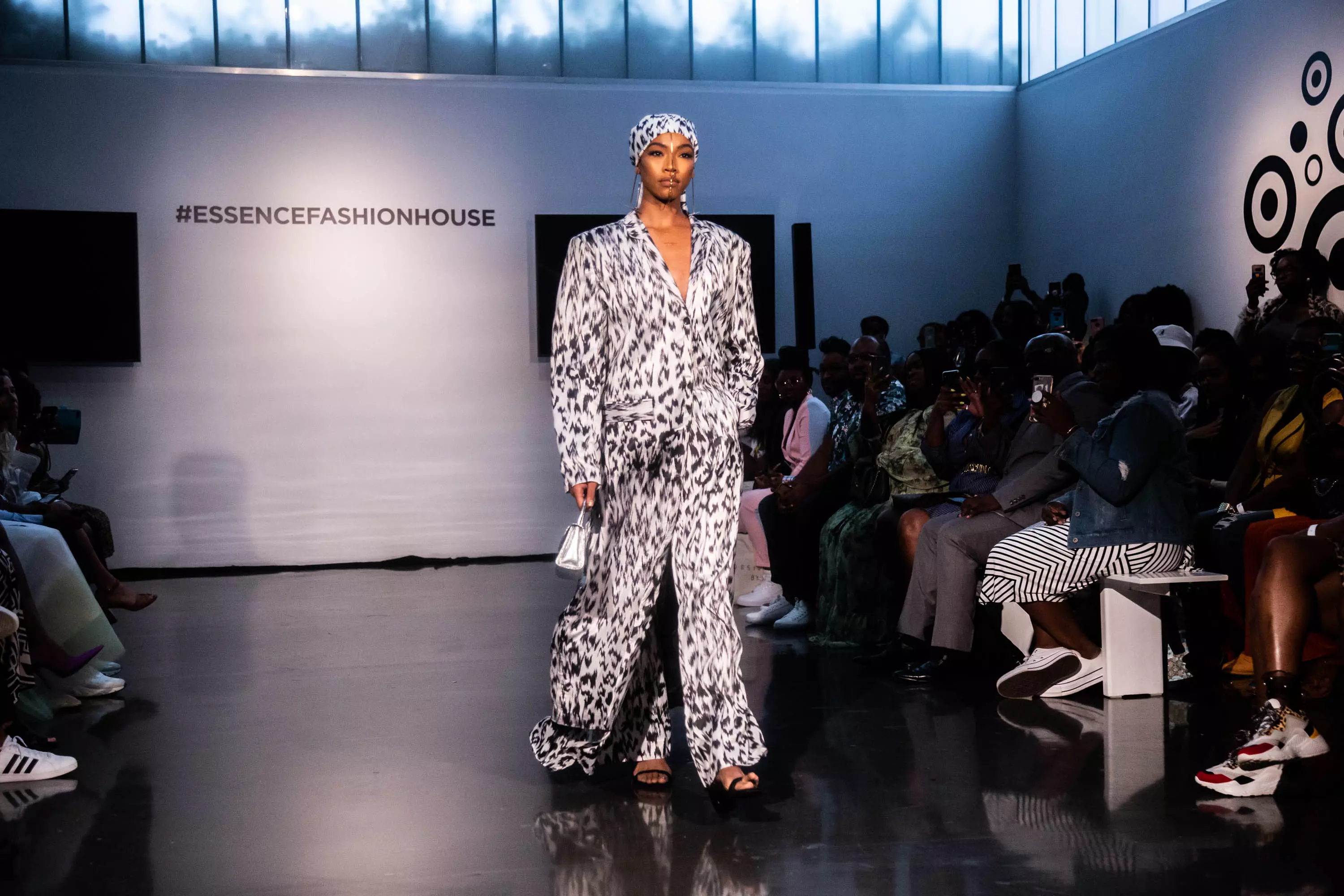 ESSENCE Fashion House NYC: Tongoro Yakanyungudika Iyo ESSENCE Runway 49450_5