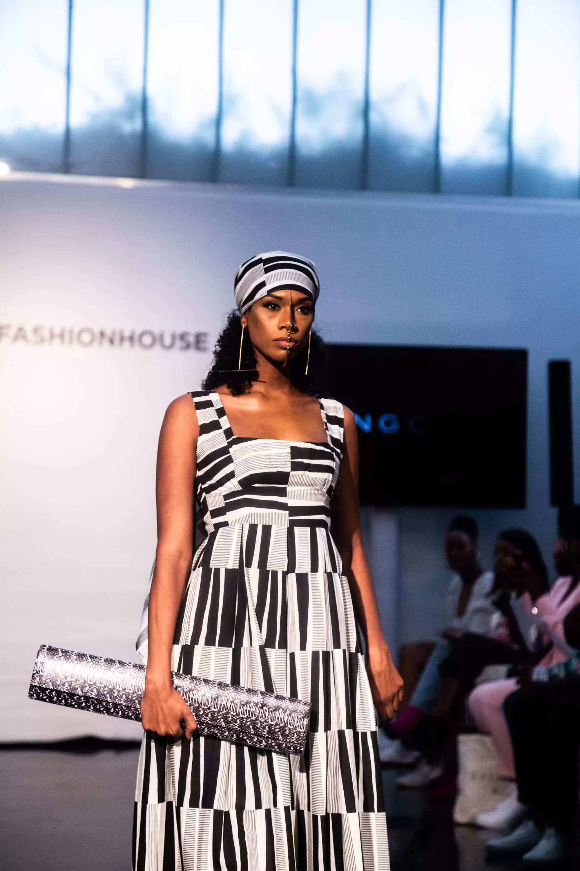 ESSENCE Fashion House NYC: Tongoro Yakanyungudika Iyo ESSENCE Runway 49450_7