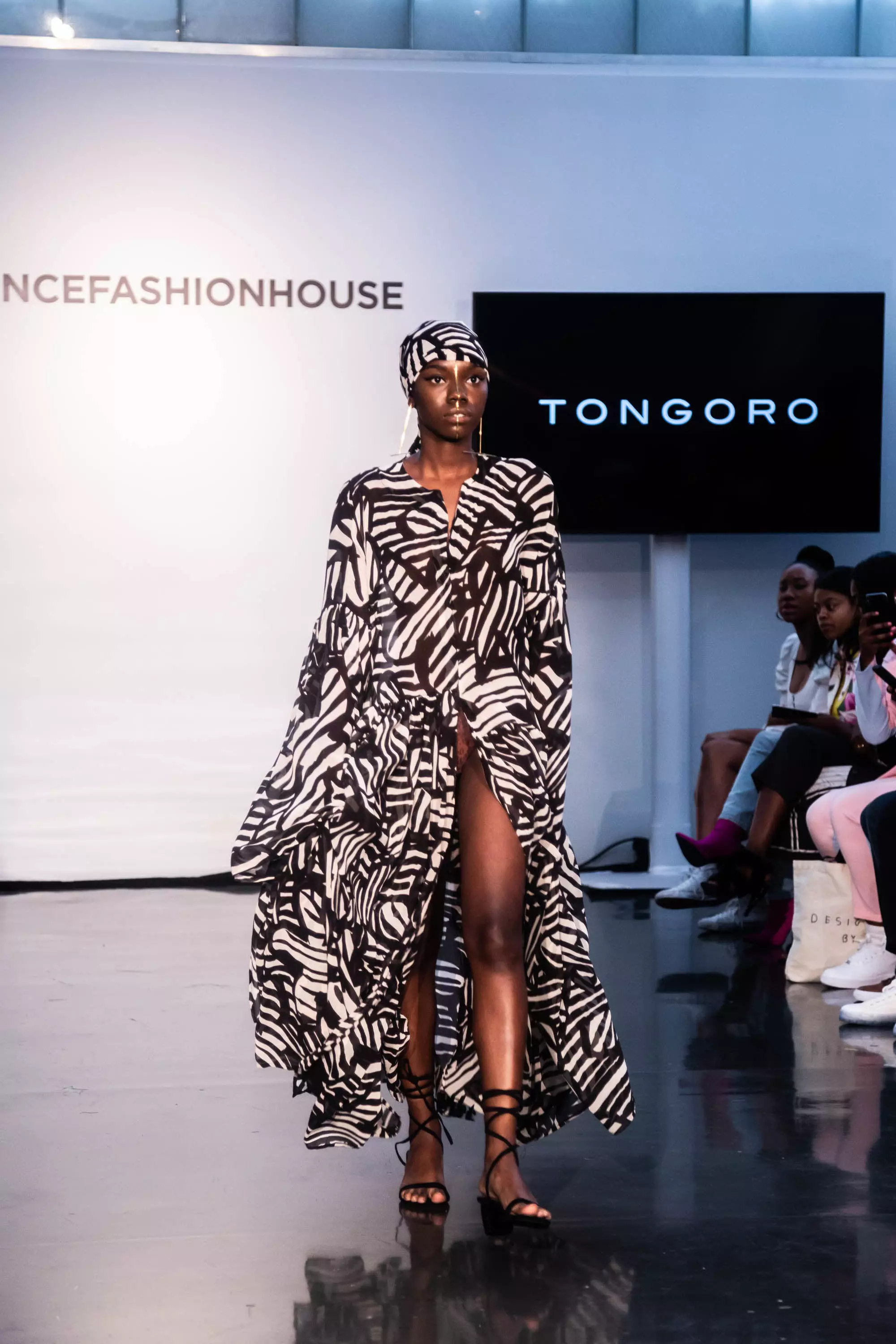 ESSENCE Fashion House NYC: Tongoro irrist egin zuen ESSENCEko pistan 49450_8