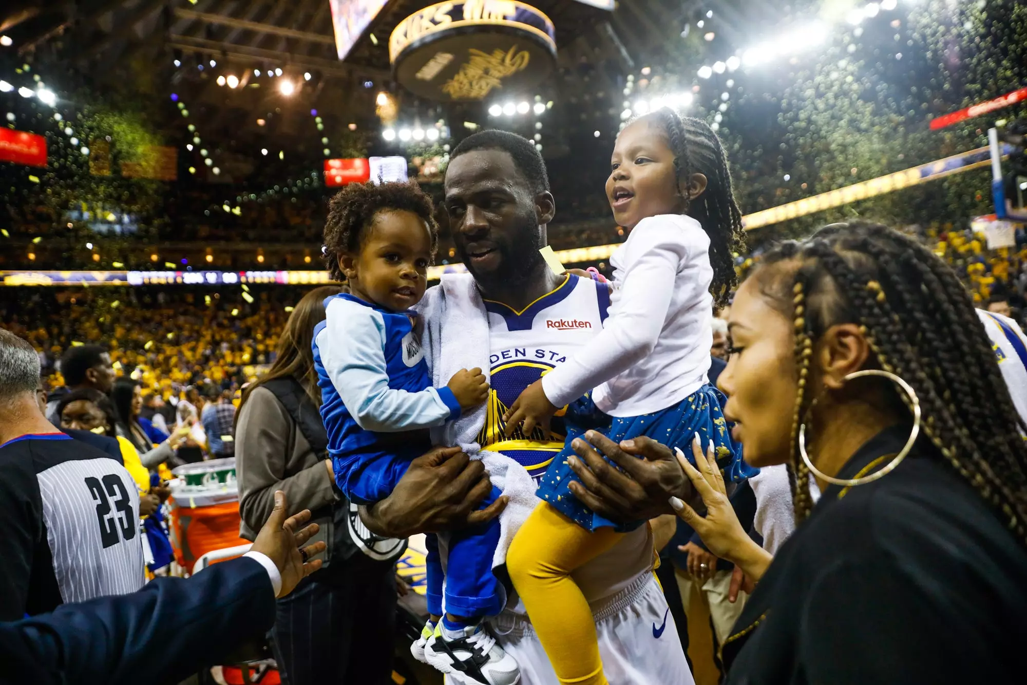 Intshatsheli ye-NBA uDraymond Green wabelana ngendlela alichitha ngayo ixesha elisemgangathweni kunye nabantwana bakhe xa besendleleni, kwaye kutheni umlingani wakhe uHazel Renee eyiMVP yakhe