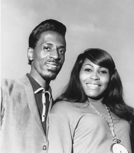 Deir Tina Turner go raibh iar-fhear céile Ike Turner ‘An-Mhaith Liom’ ar dtús