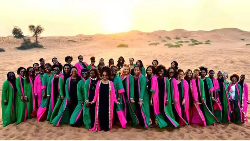 Fraternité mondiale ! 18 fois les femmes noires ont montré l"amour de la sororité dans le monde entier