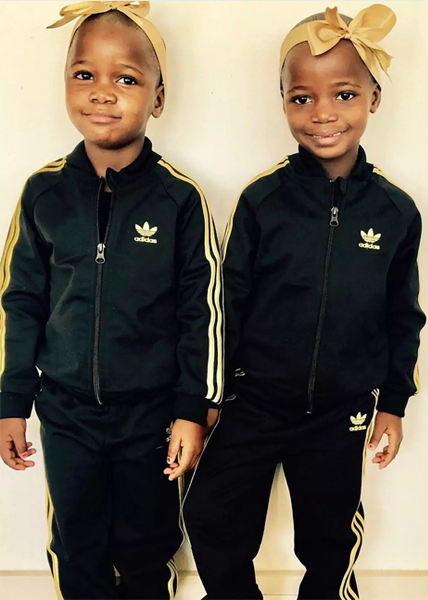 Os pequenos atletas máis fermosos! Madonna comparte unha fermosa foto de fillas xemelgas con chándals a xogo