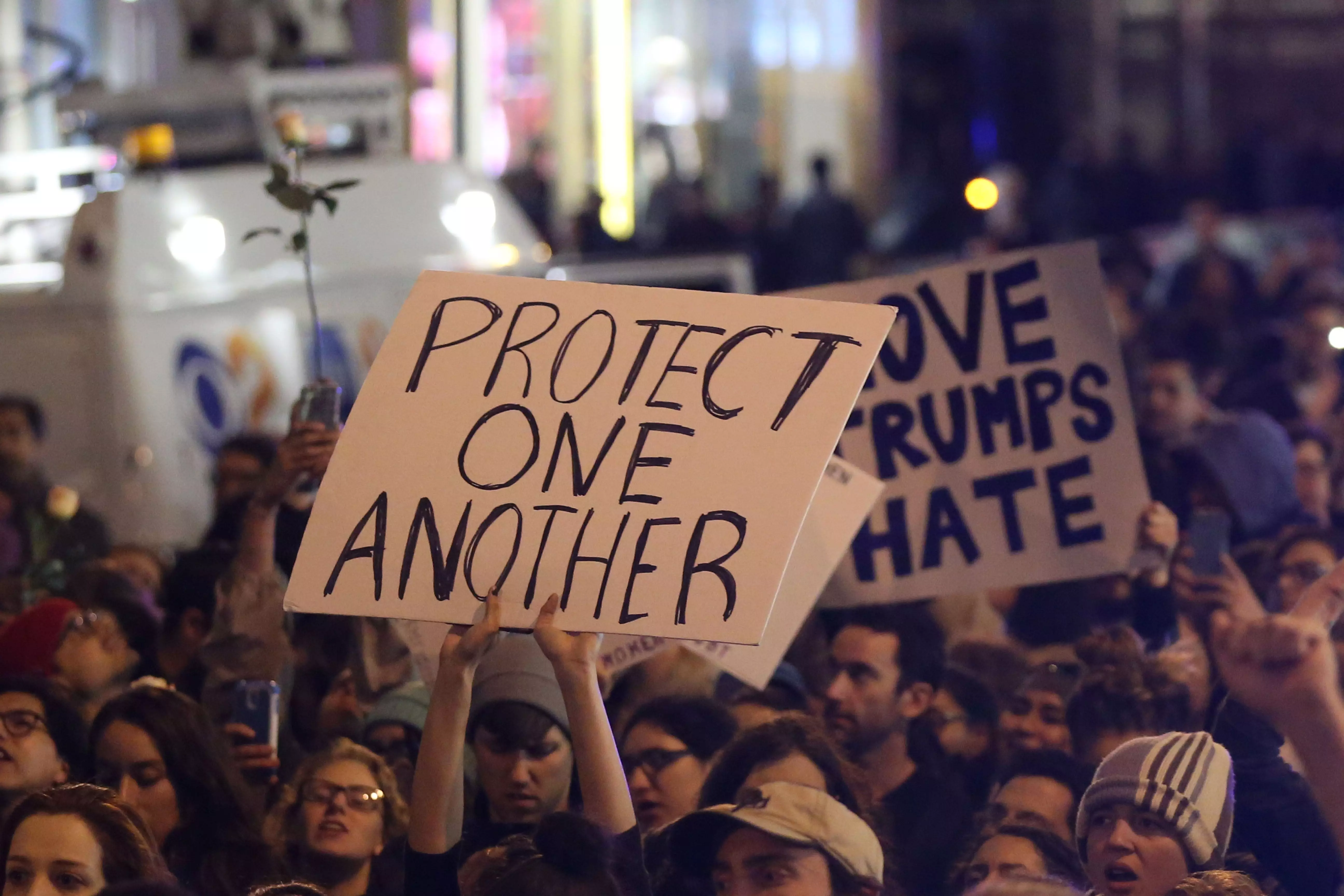 Các cuộc biểu tình chống Trump nổ ra ở các thành phố lớn của Hoa Kỳ 53102_3