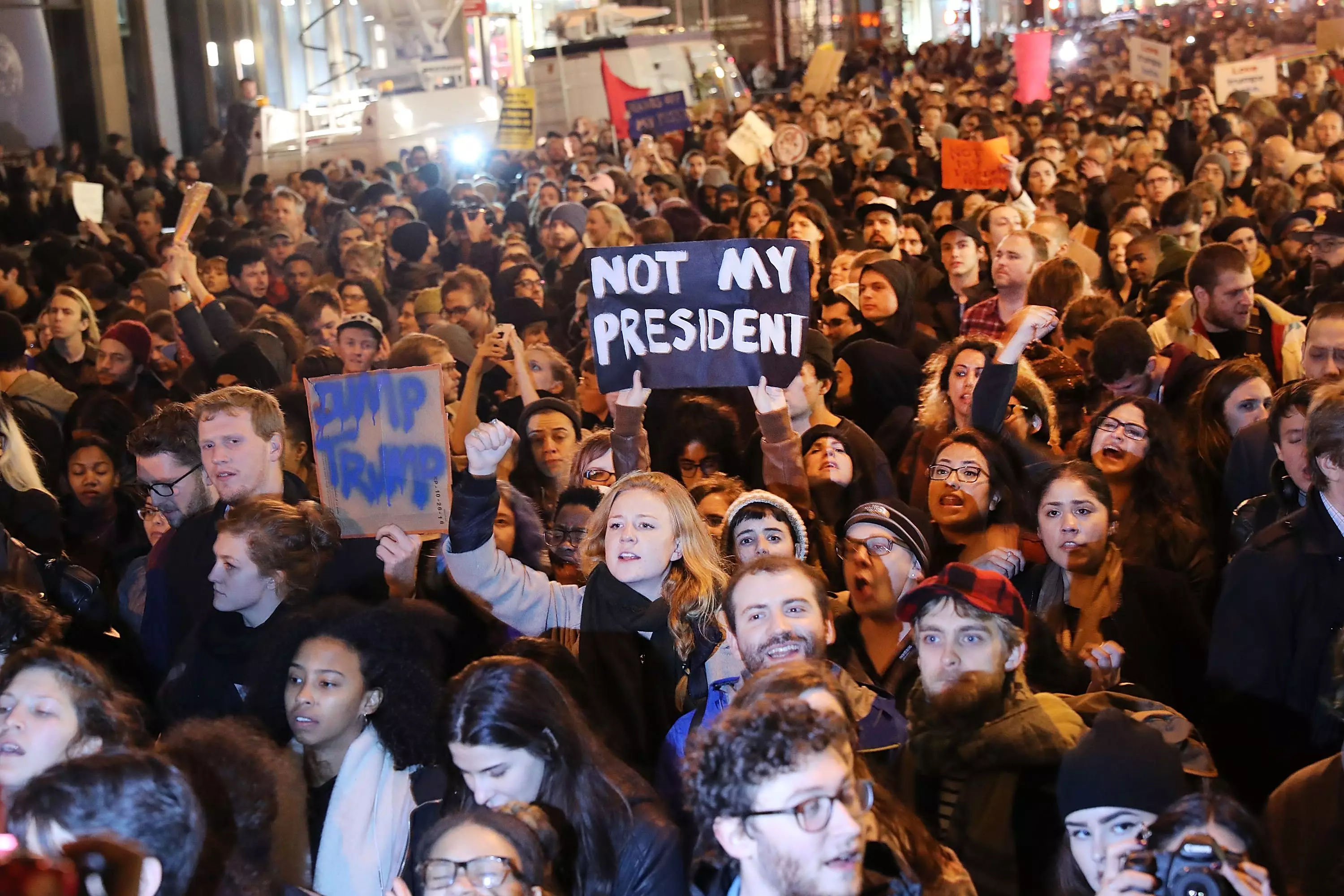 Protesty anty-Trumpowe wybuchają w głównych miastach USA 53102_6