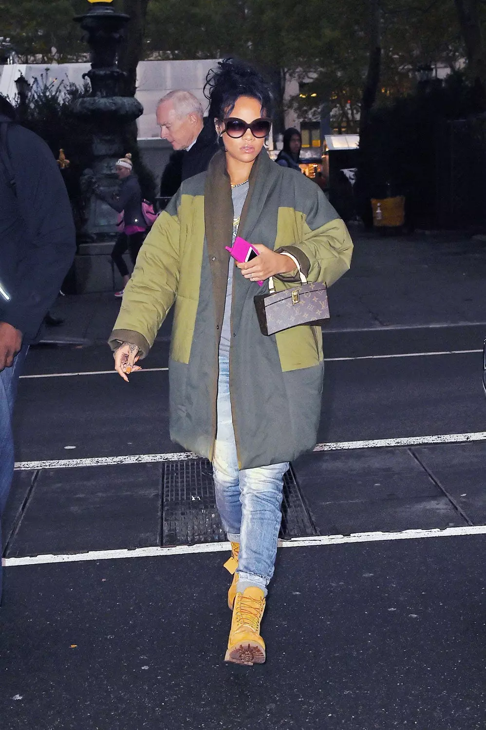 40 Street Style Moments Rihanna Rocked! 55248_36