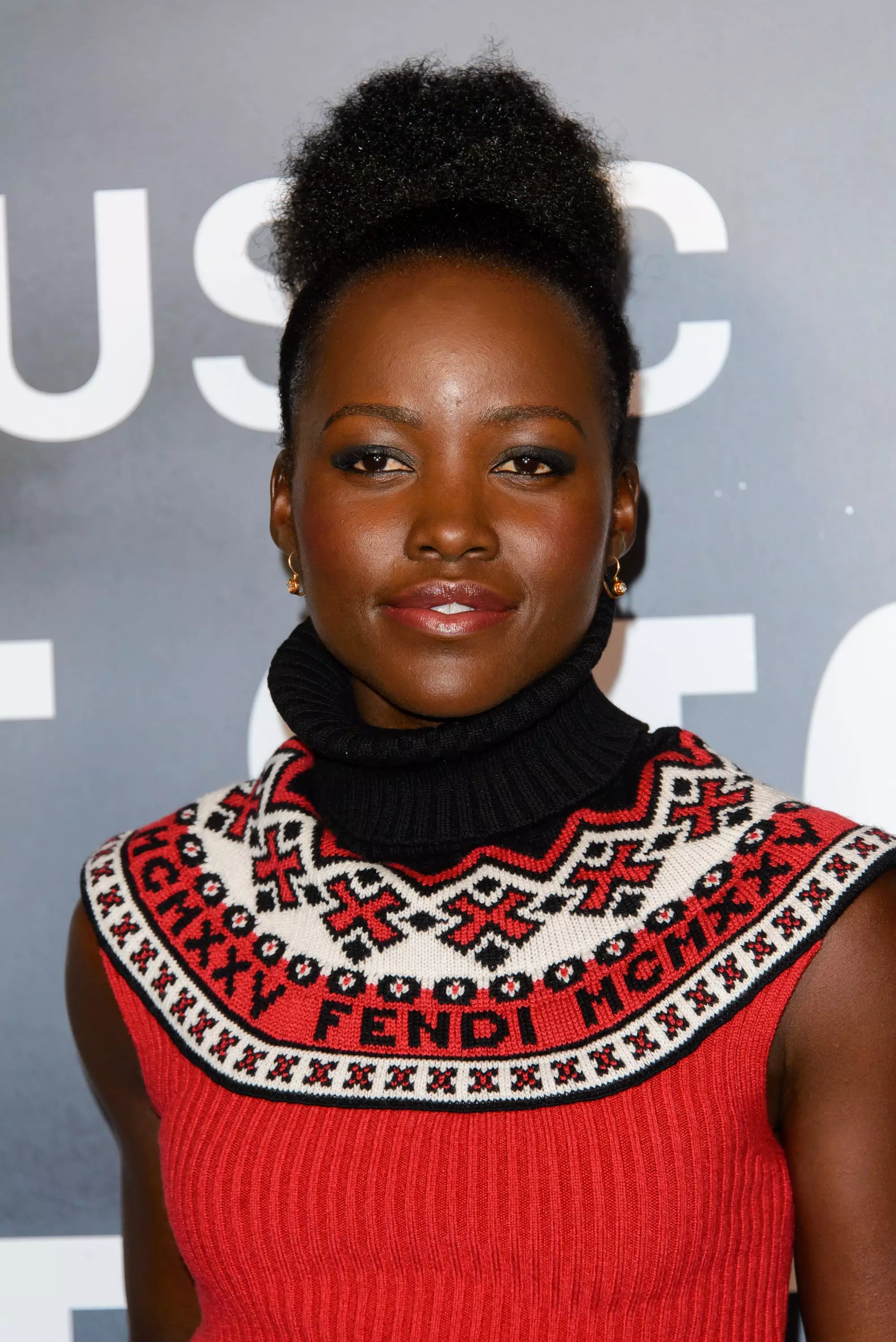 Lupita Nyong'o قىزىل گىلەمگە ئالتۇن تاج كىيگەن 56735_4