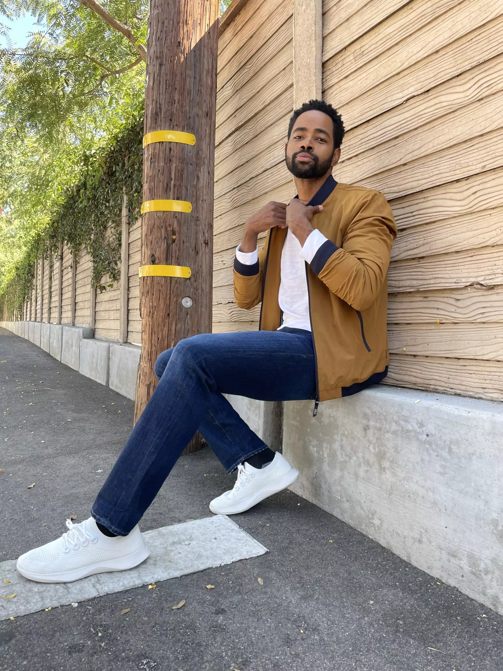 Jay Ellis na ihe kpatara Lawrence ji ele anya na 'enweghị nchebe' 'nwere ụdị amamihe'