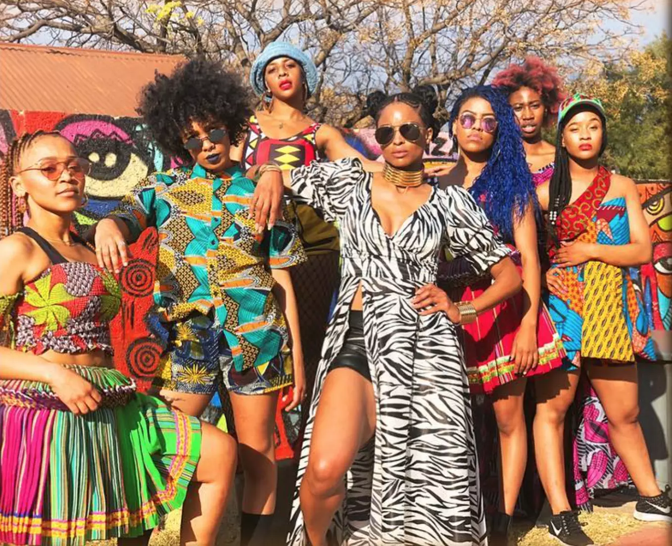 Afro Chic Ciara သည် သူ၏ တေးဂီတဗီဒီယိုအသစ်ဖြင့် တောင်အာဖရိကဖက်ရှင်ကို တက်ကြွစေပါသည်။