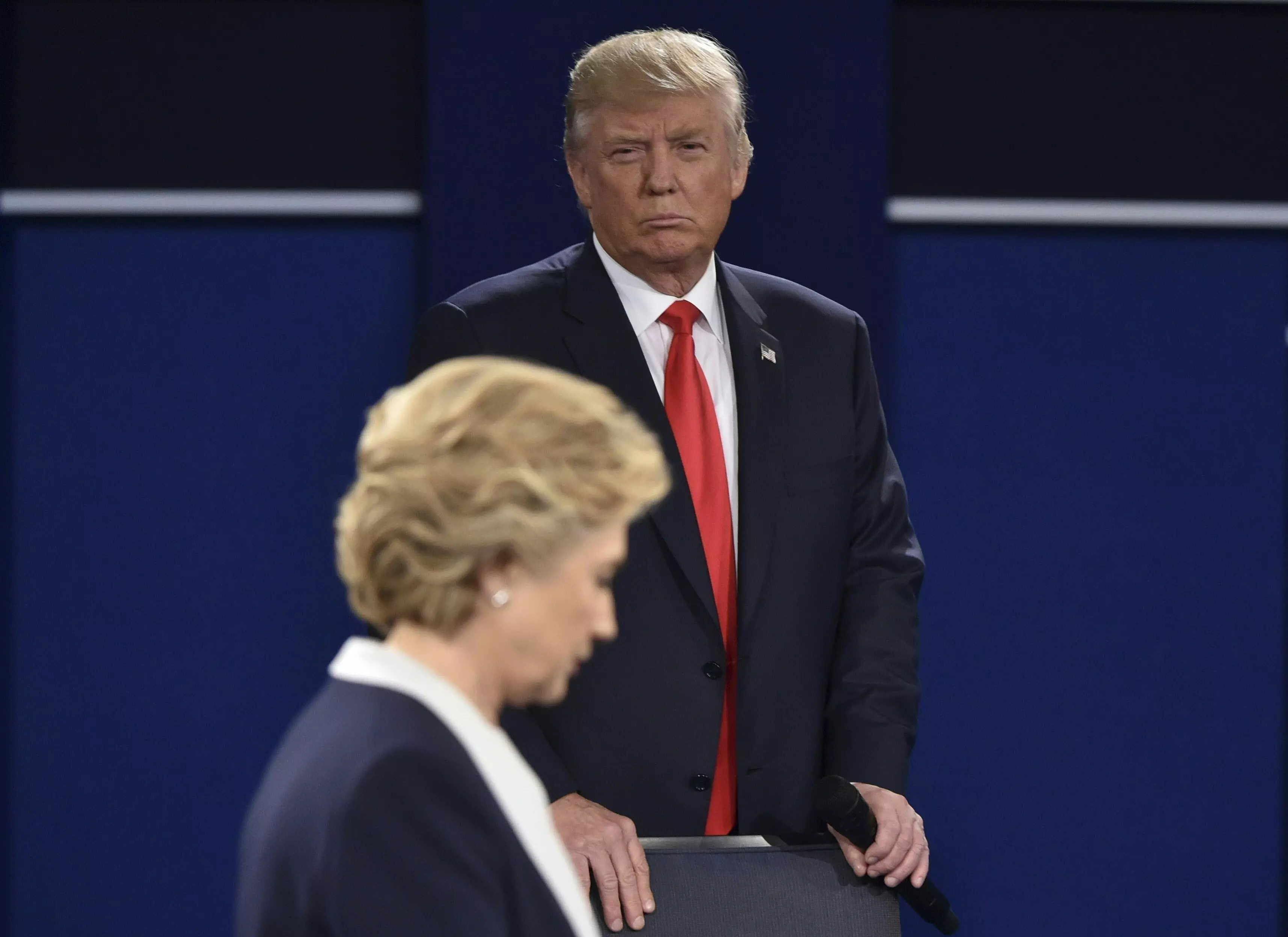 Hillary Clinton og Donald Trump advarer mot alvorlige konsekvenser hvis rivalen vinner