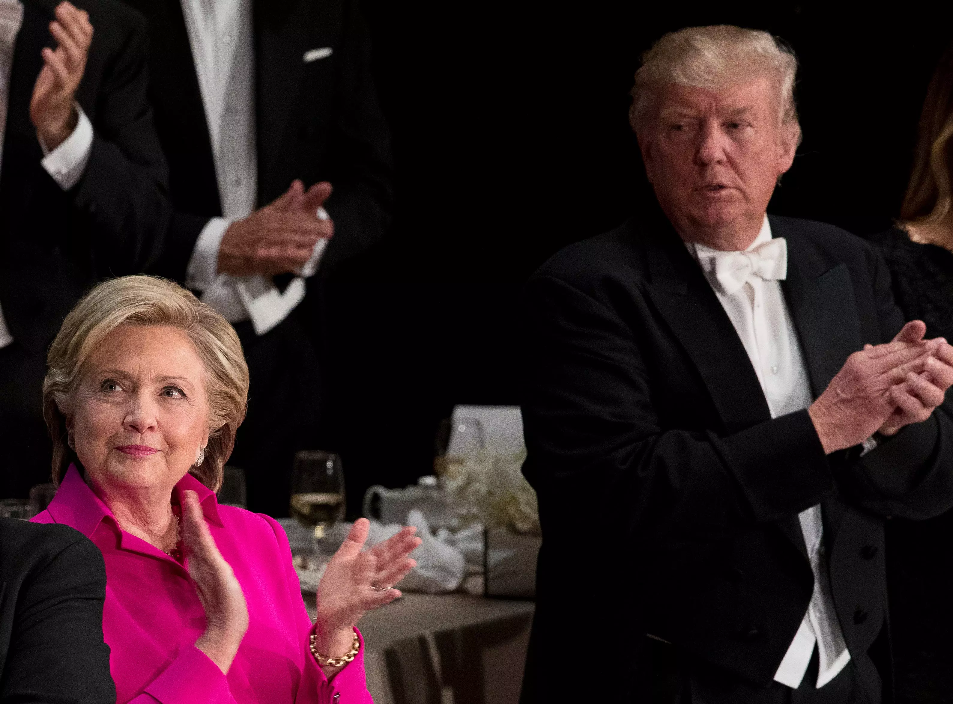 Trump y Clinton intercambian insultos como asado