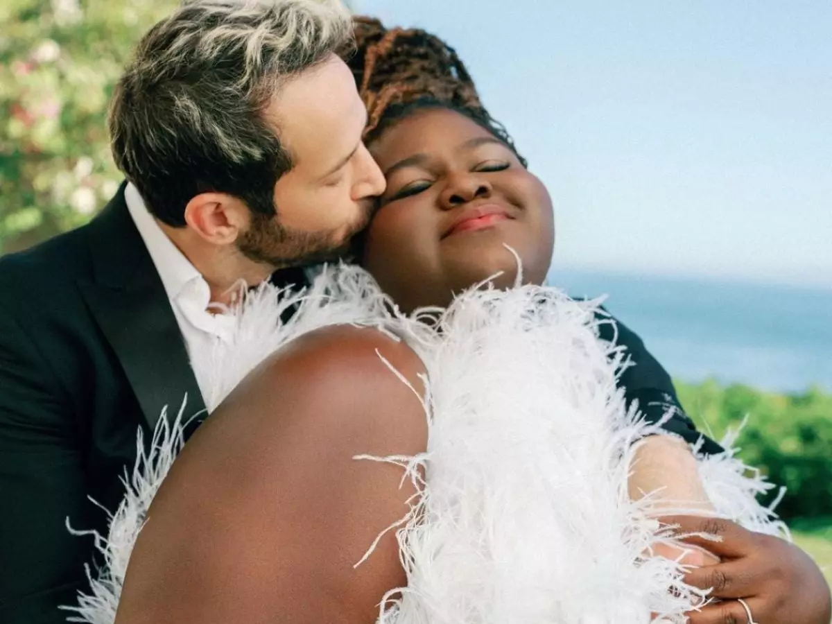 Gabourey Sidibe ۋە Fiancé ئۇلارنىڭ مۇھەببىتىنى نامايەن قىلدى ، چىرايلىق توي كۆينىكى