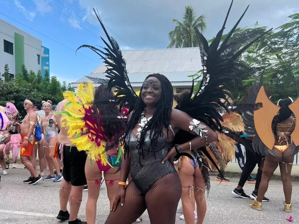 Jouer au mas au carnaval des îles Caïmans m'a rappelé de célébrer la vie