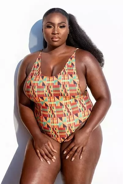 Mir hunn d'Curvy Girl Versioun vum Cardi B's afrikanesche Swimsuit fonnt 6139_1