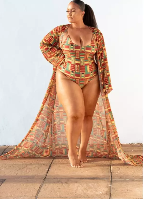 Am găsit versiunea Curvy Girl a costumului de baie african al lui Cardi B 6139_2