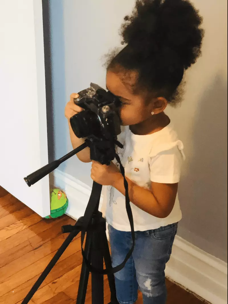 Deze driejarige uit Brooklyn wordt internetberoemd om haar fotografievaardigheden