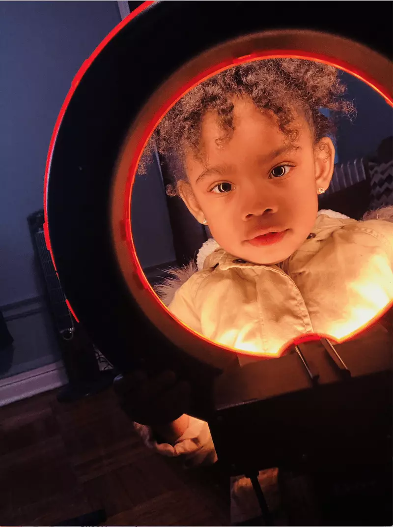Оваа тригодишна девојка од Бруклин станува позната на Интернет по своите фотографски вештини