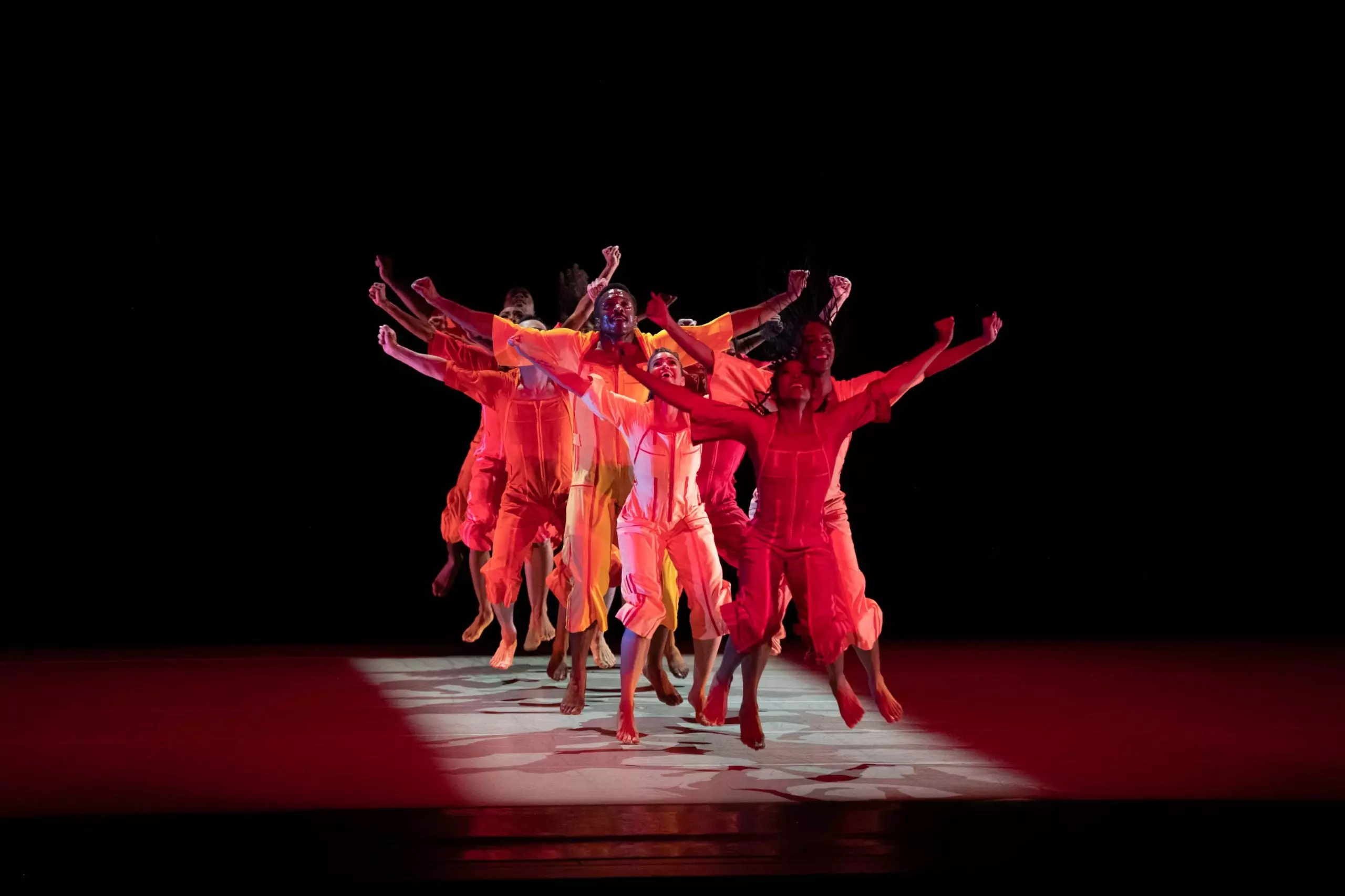 Il gala della serata di apertura di Alvin Ailey ci ha riuniti in danza, bellezza e moda