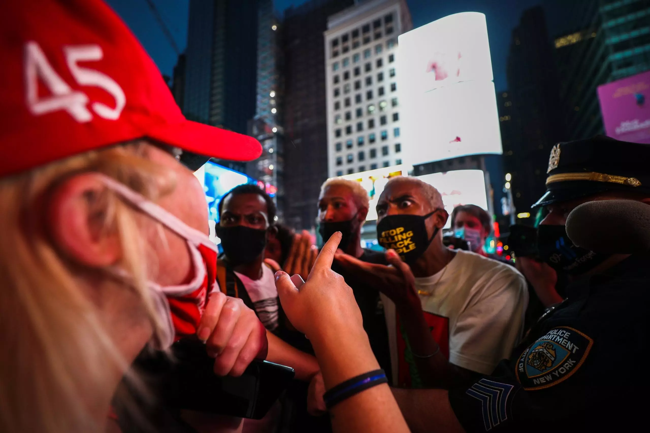 Comhraiceann Rally Pro-Trump Le Black Lives Matter March In Times Square