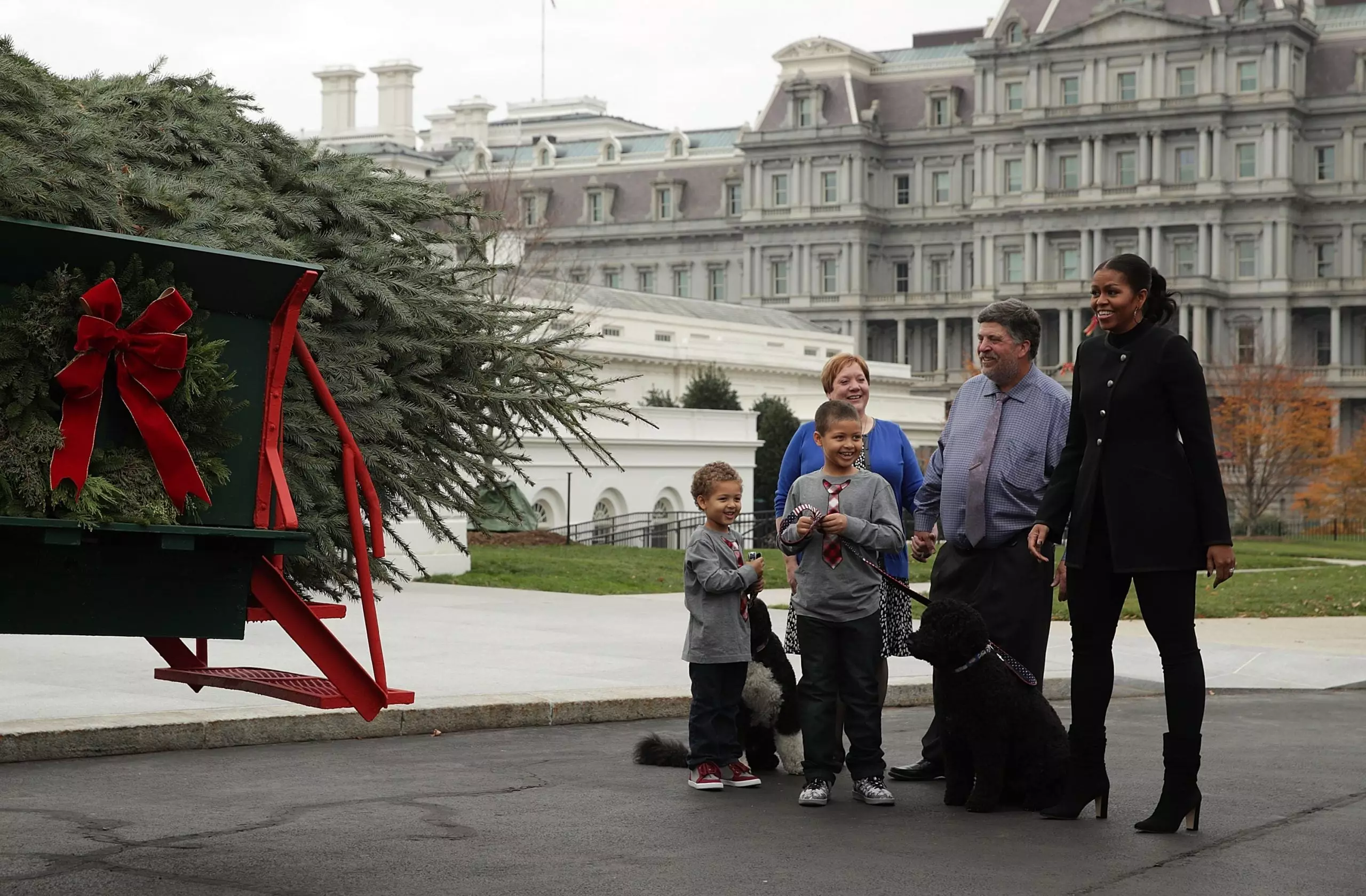 Barack Obama lembra de trazer a magia do feriado para todos na Casa Branca
