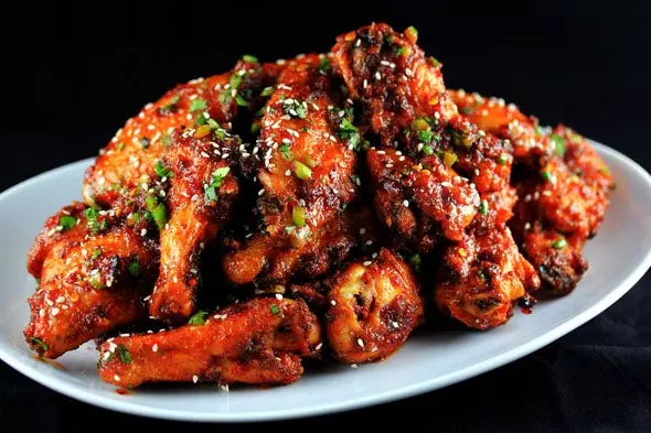 Святкуйте Національний день курячих крилець за рецептами чорних кухарів