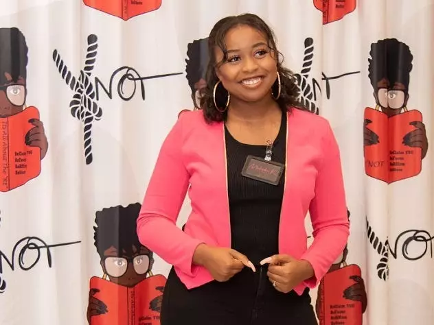 O tânără de 18 ani creează o marcă specializată în gene pentru femei de culoare