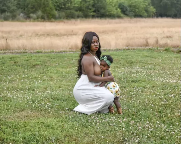 14 opolnomočenih fotografij temnopoltih žensk, ki normalizirajo dojenje 7591_12