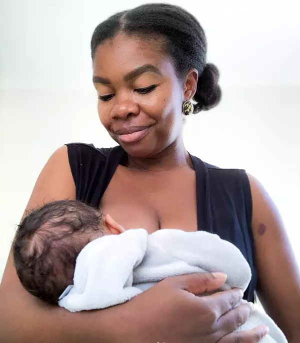 14 opolnomočenih fotografij temnopoltih žensk, ki normalizirajo dojenje 7591_14