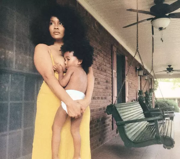 14 opolnomočenih fotografij temnopoltih žensk, ki normalizirajo dojenje 7591_2